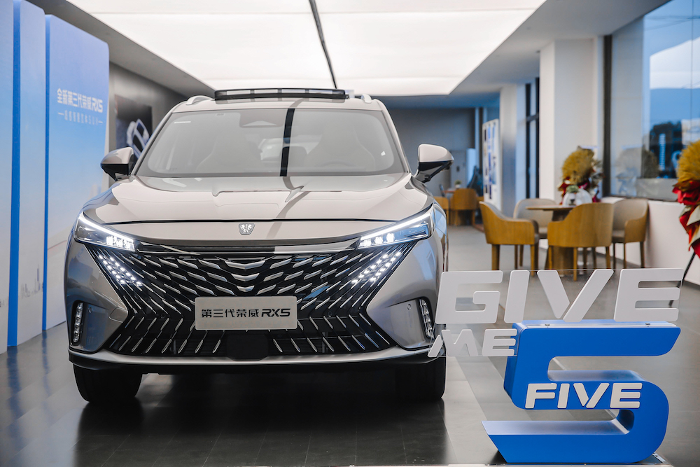 全新第三代荣威RX5实车到店，燃油版超混版同时上市