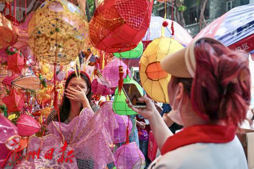 过中秋！街坊排队买灯笼
