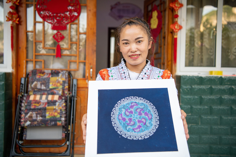 指尖上的苗绣“民族风”｜杨艳：希望苗绣能够被世界认可