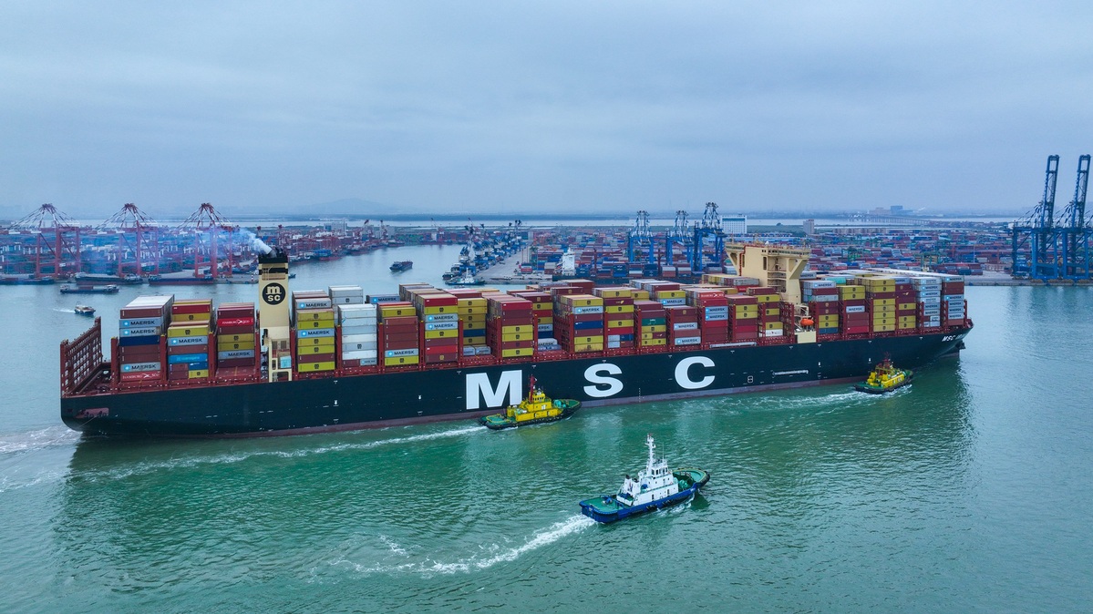 World's largest container ship docks in Guangzhou