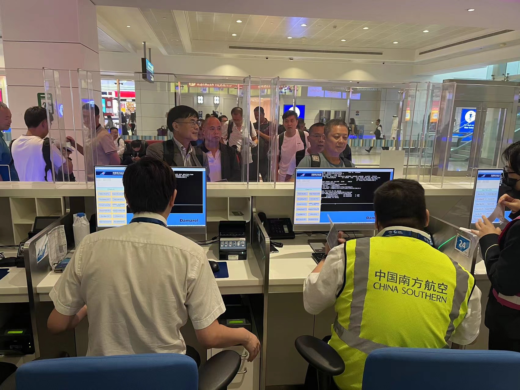 南航CZ384航班接22名从苏丹撤离的同胞顺利回国