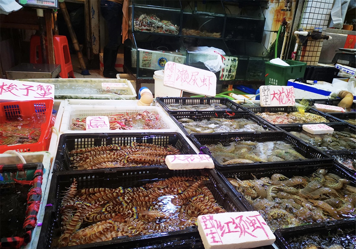 渔民踏浪归来，海产市场上“鲜”