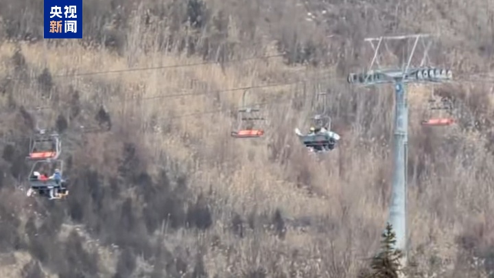 甘肃兰州龙山滑雪场出现缆车停运故障 被困游客已全部获救